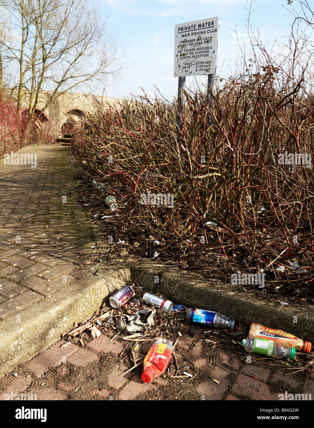 Footpath littering hi-res stock photography and images - Alamy