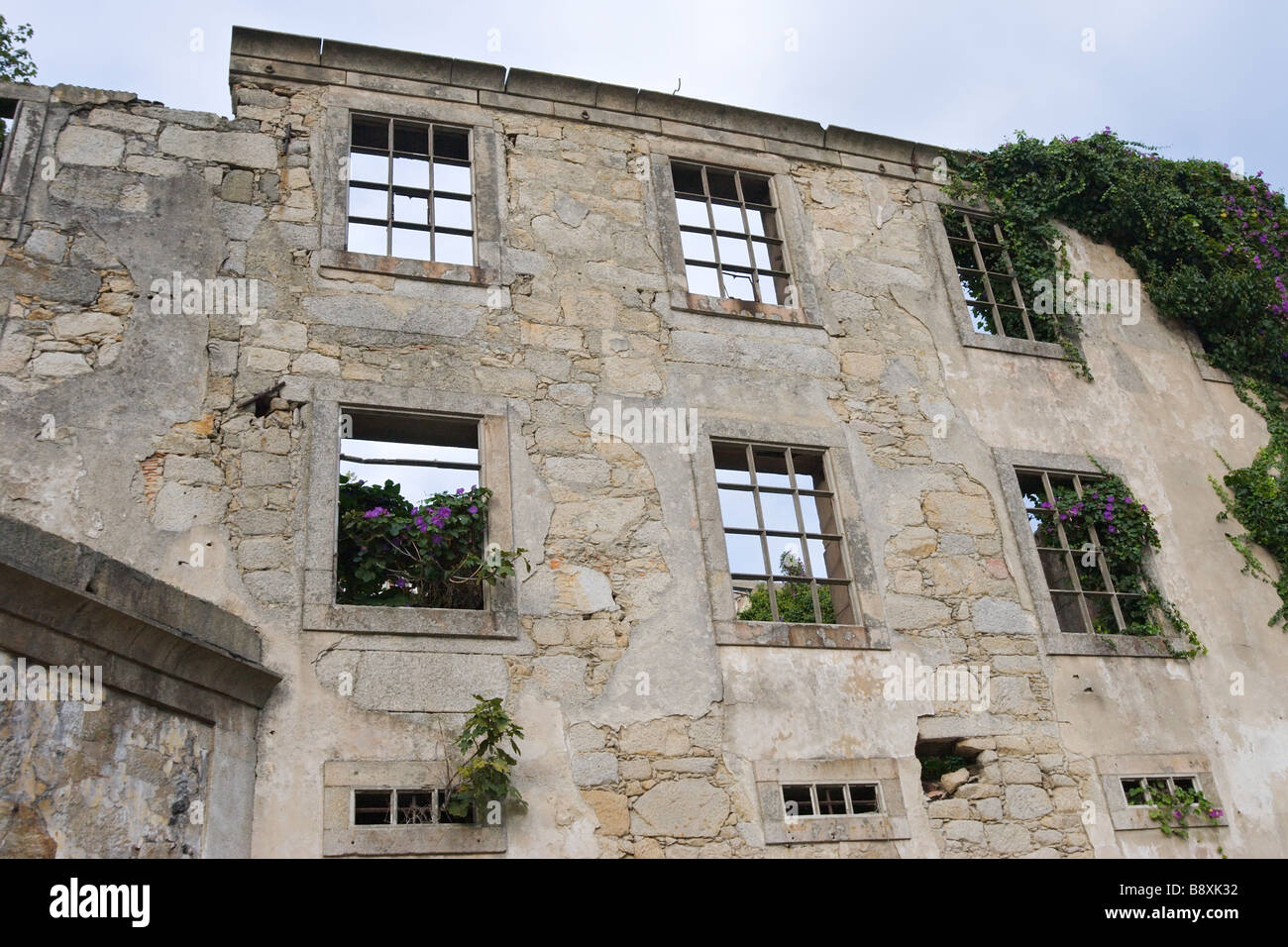 lone wall of old destroyed house Stock Photo - Alamy