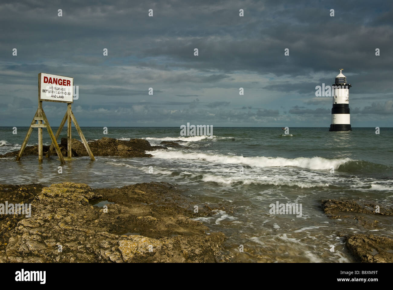 Lighthouse warning danger rugged hi-res stock photography and images ...