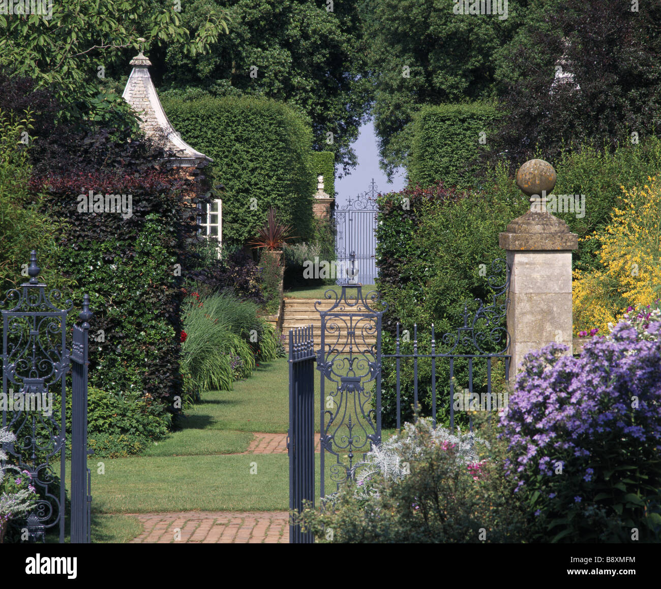 Hidcote manor garden hedge hi-res stock photography and images - Alamy