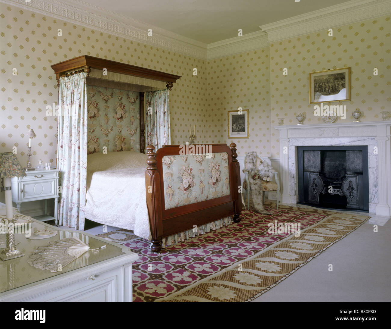 Half tester bed hi-res stock photography and images - Alamy