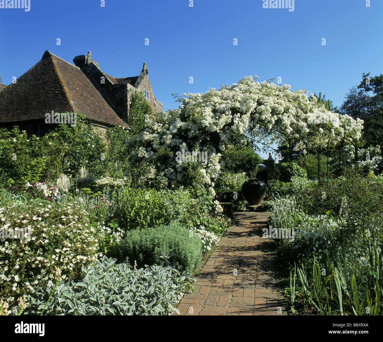 Sissinghurst white garden images hi-res stock photography and images ...