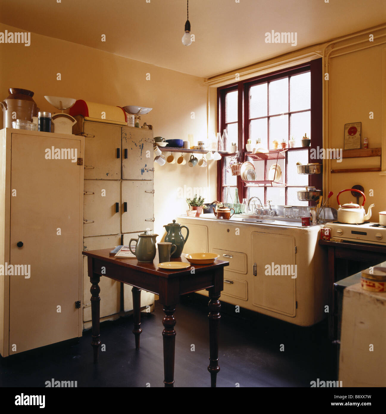 1950 kitchen britain hi-res stock photography and images - Alamy