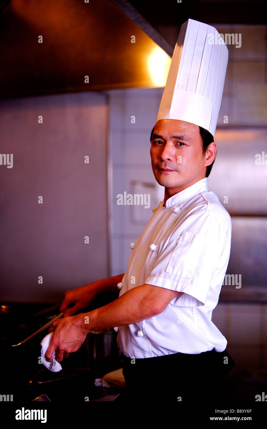 Man cooking kitchen eyes to camera hi-res stock photography and images ...