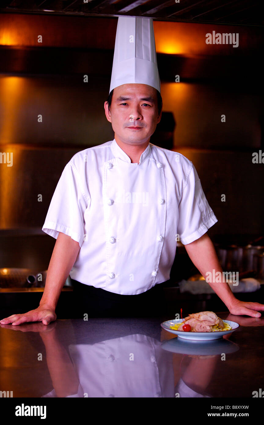 Man cooking eyes to camera hi-res stock photography and images - Alamy