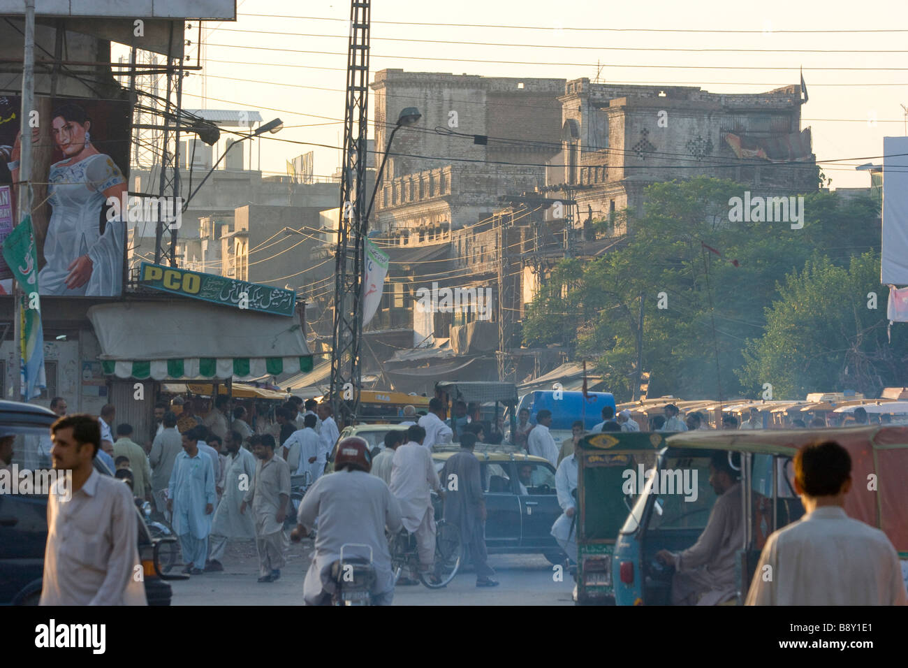 Rawalpindi street scene pakistan hi-res stock photography and images ...