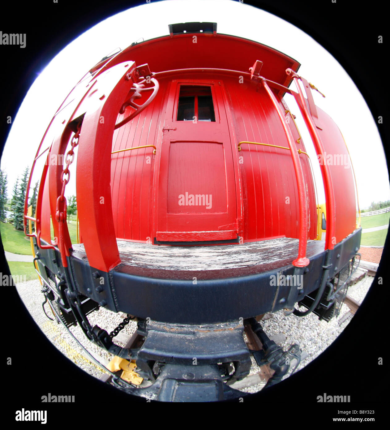 Red caboose on the tracks hi-res stock photography and images - Alamy