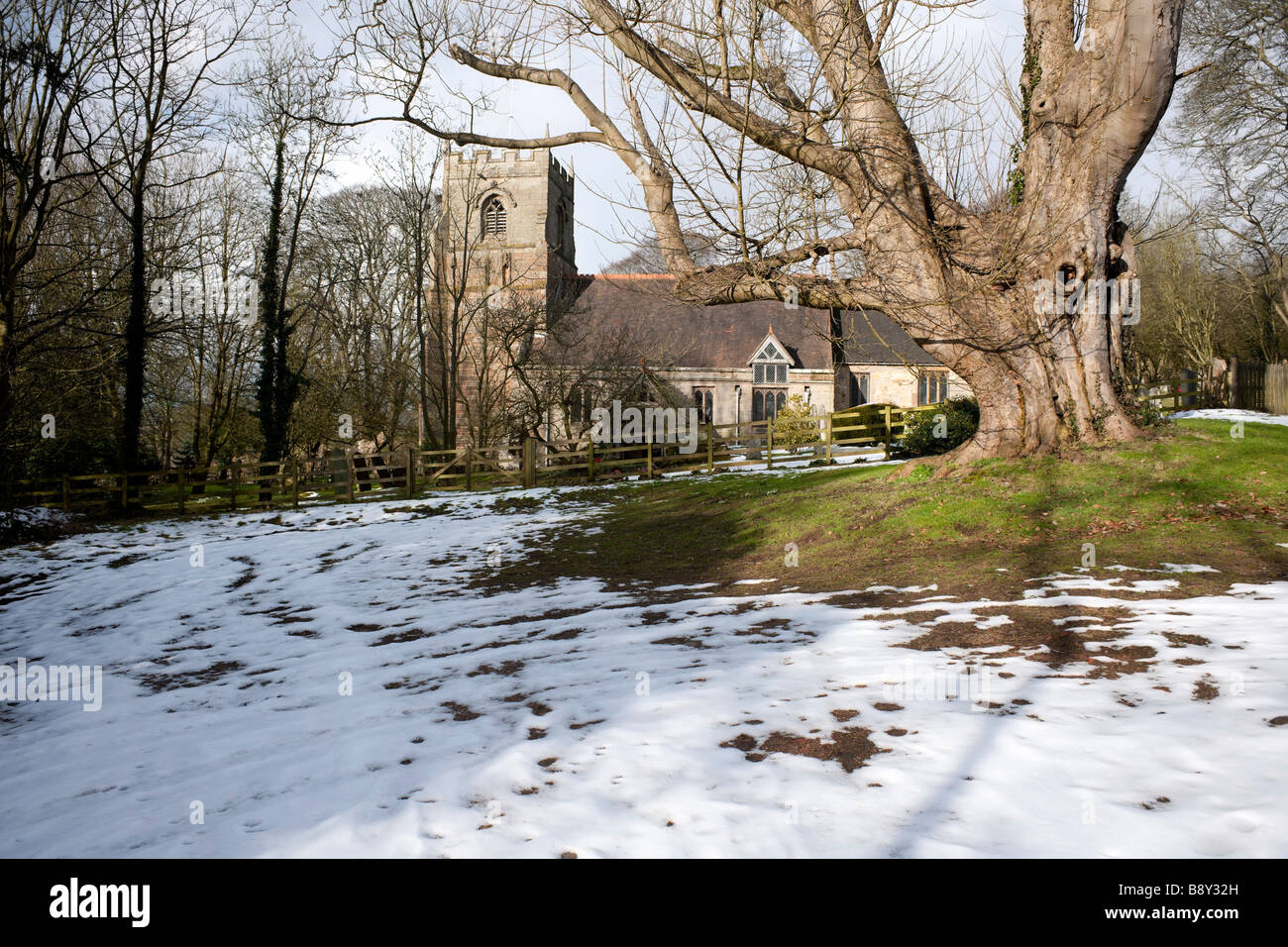 Church winter snow warwickshire uk hi-res stock photography and images ...
