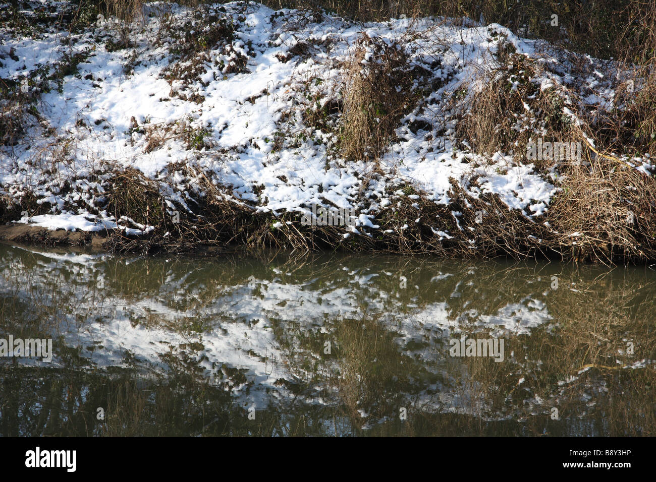 Snow covered river bank hi-res stock photography and images - Alamy
