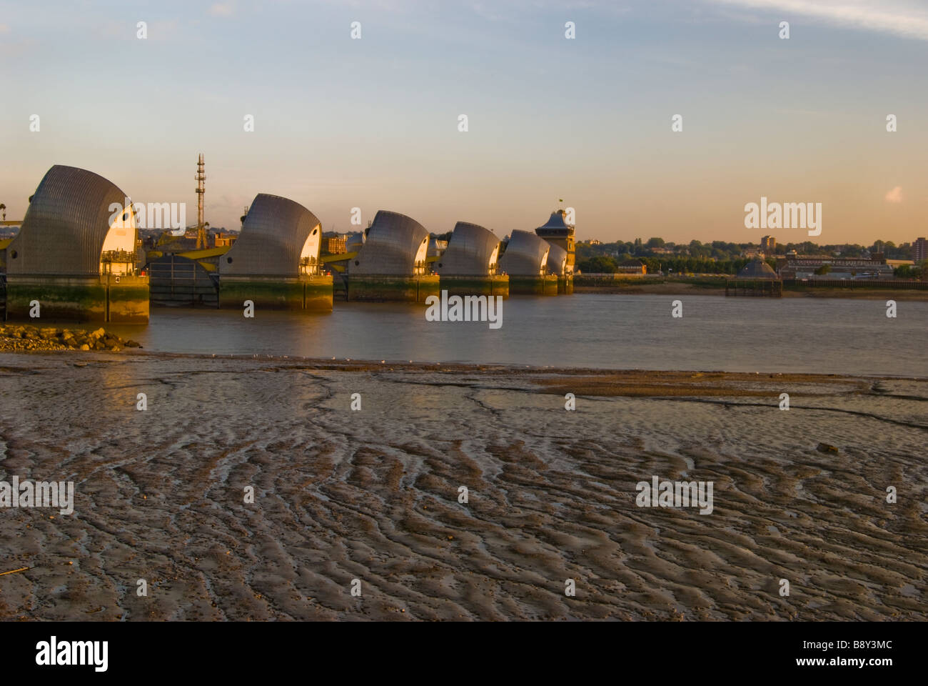 Thames at low tide hi-res stock photography and images - Alamy