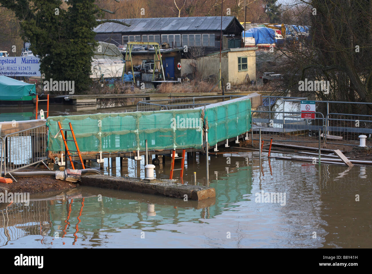 lock gate construction building site flood flooding river medway ...