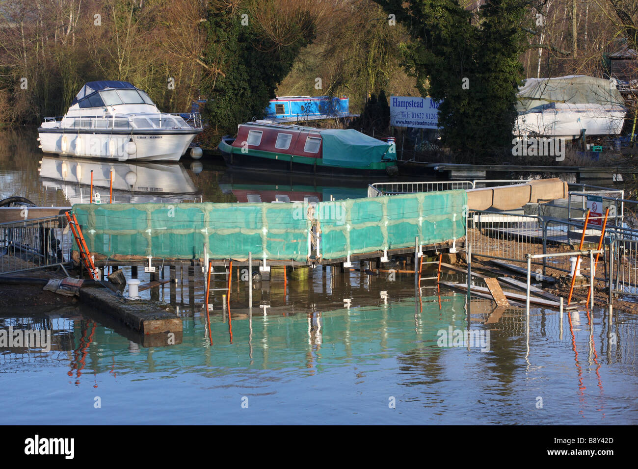lock gate construction building site flood flooding river medway ...