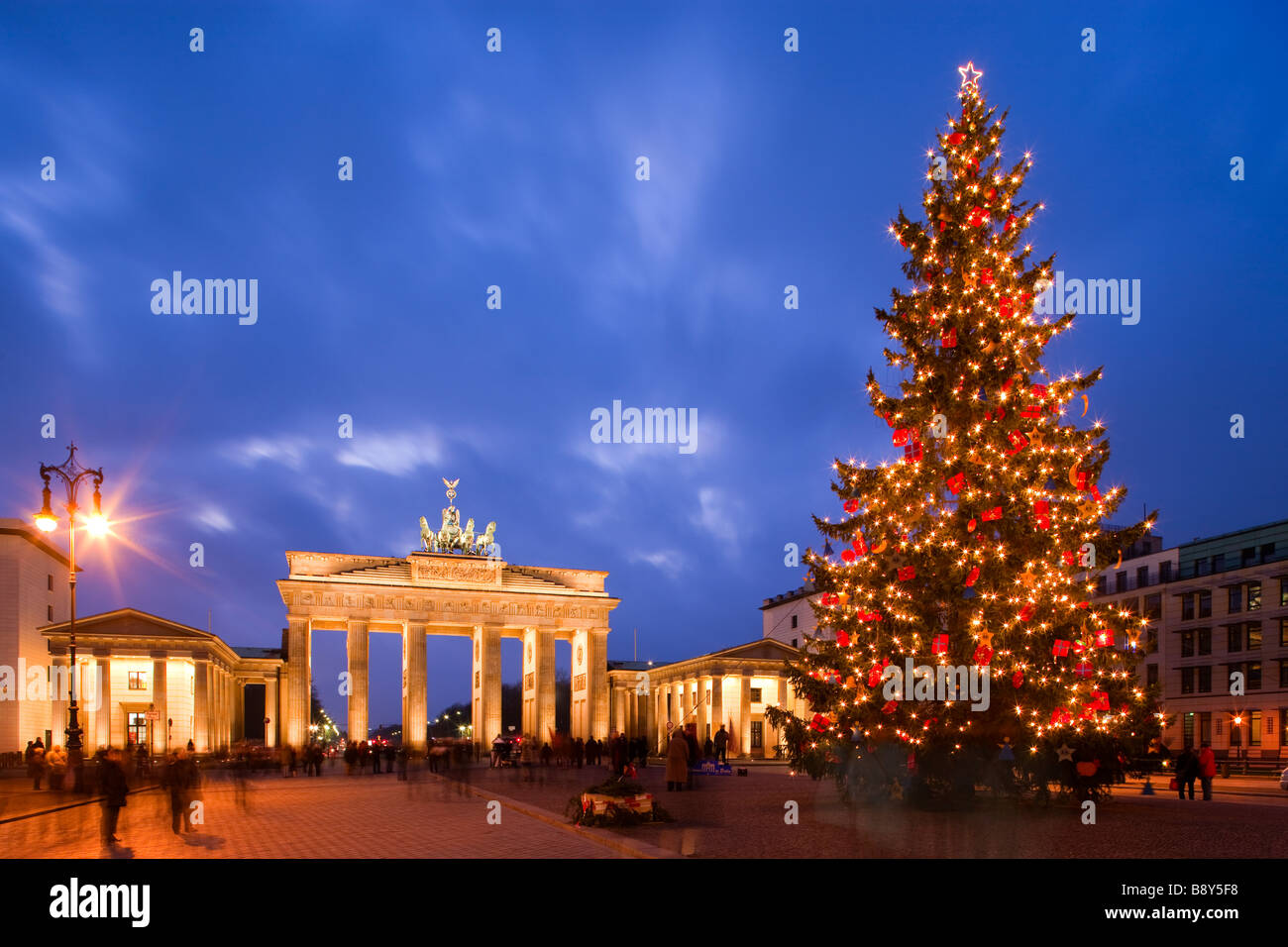 Christmas Tree in Pariser Platz and Brandenburg Gate Berlin Germay ...
