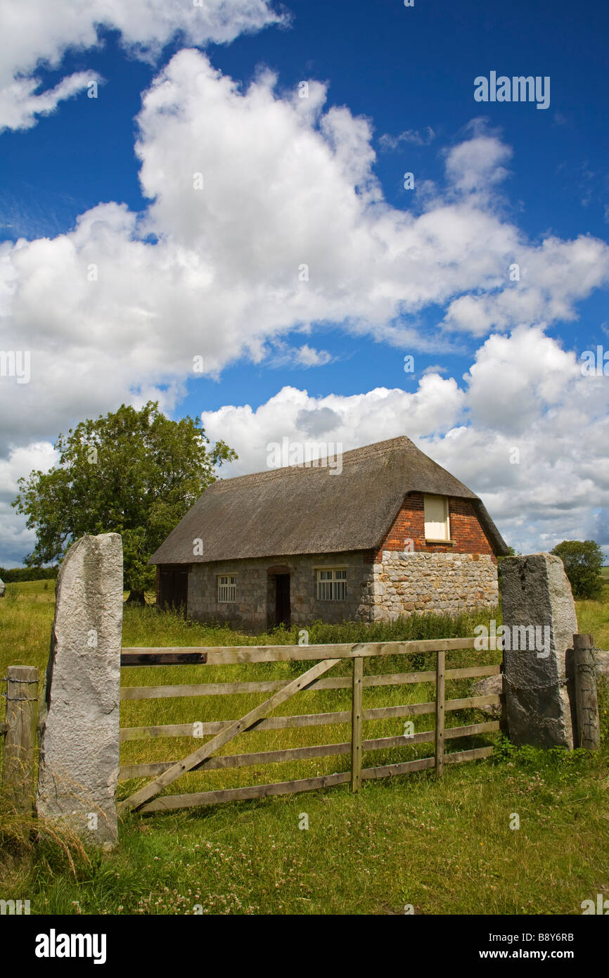 Wiltshire field barn hi-res stock photography and images - Alamy