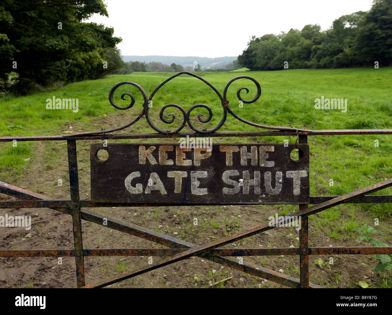 keep the gate shut sign Stock Photo - Alamy