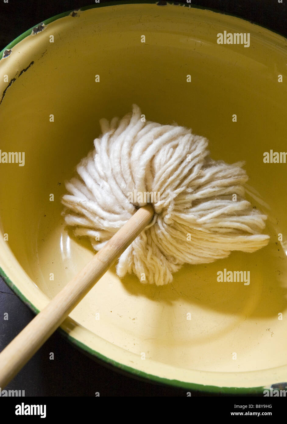 Enamel kitchen sink hi-res stock photography and images - Alamy