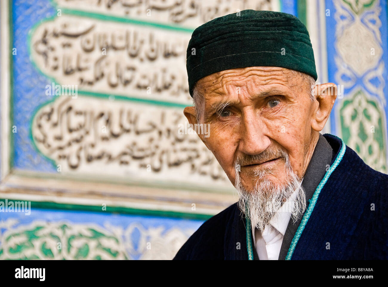 Old muslim man looking straight to the camera. Bukhara, Uzbekistan ...