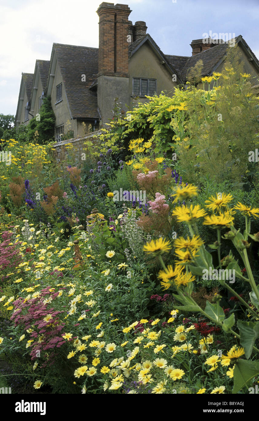Packwood house garden july hi-res stock photography and images - Alamy
