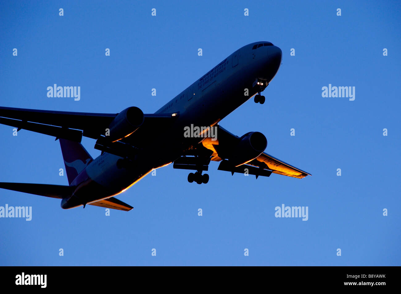 Overhead flying aircraft landing sunset hi-res stock photography and ...
