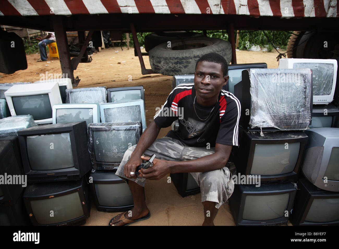 Second hand electronic market hi-res stock photography and images - Alamy