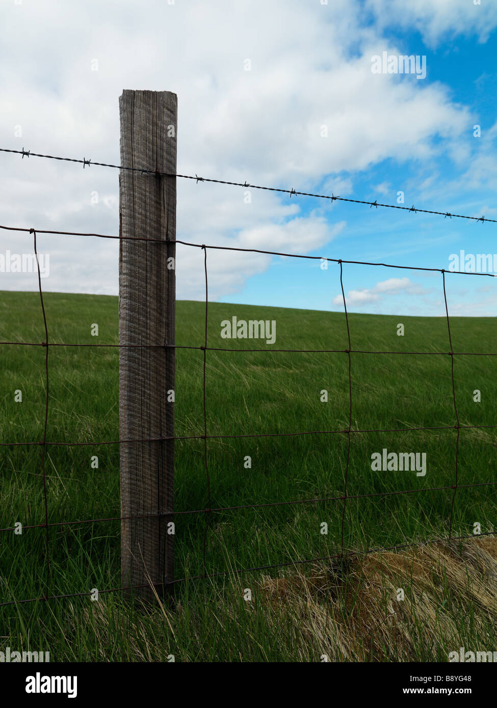 Borderline fence hi-res stock photography and images - Alamy