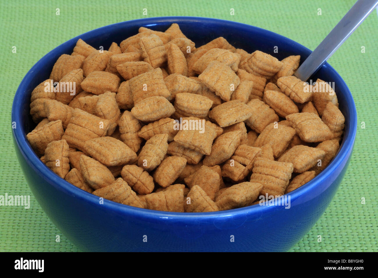 bran cereal in blue bowl on green placemat Stock Photo - Alamy