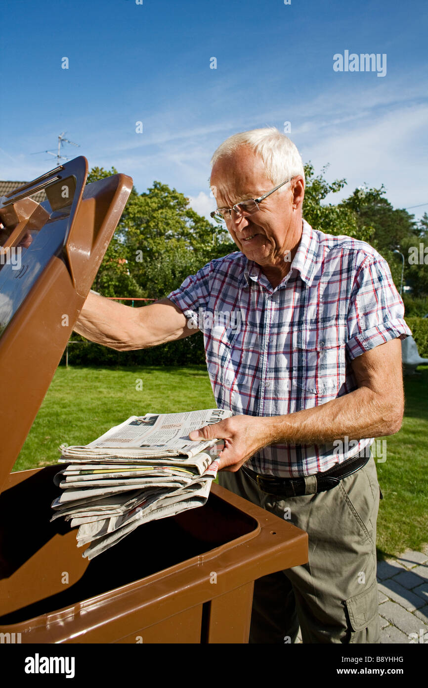 Old style dustbin hi-res stock photography and images - Alamy