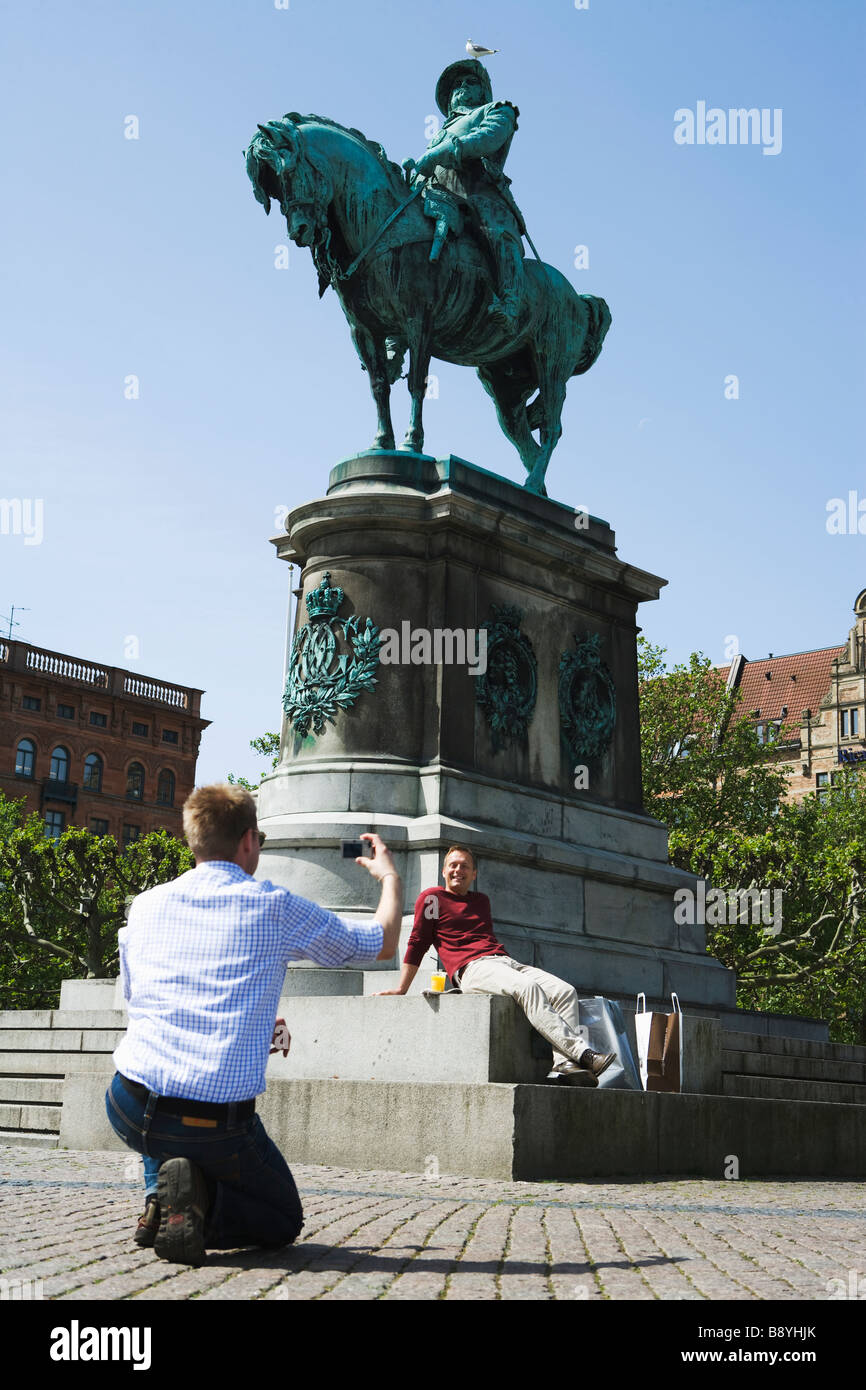 Statue of two people hi-res stock photography and images - Alamy