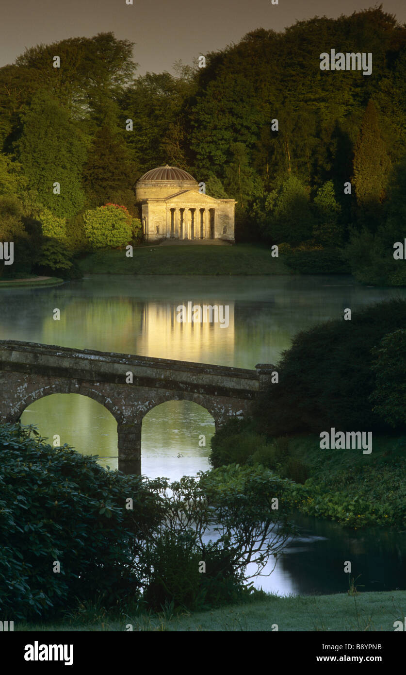 Palladian bridge stourhead hi-res stock photography and images - Alamy
