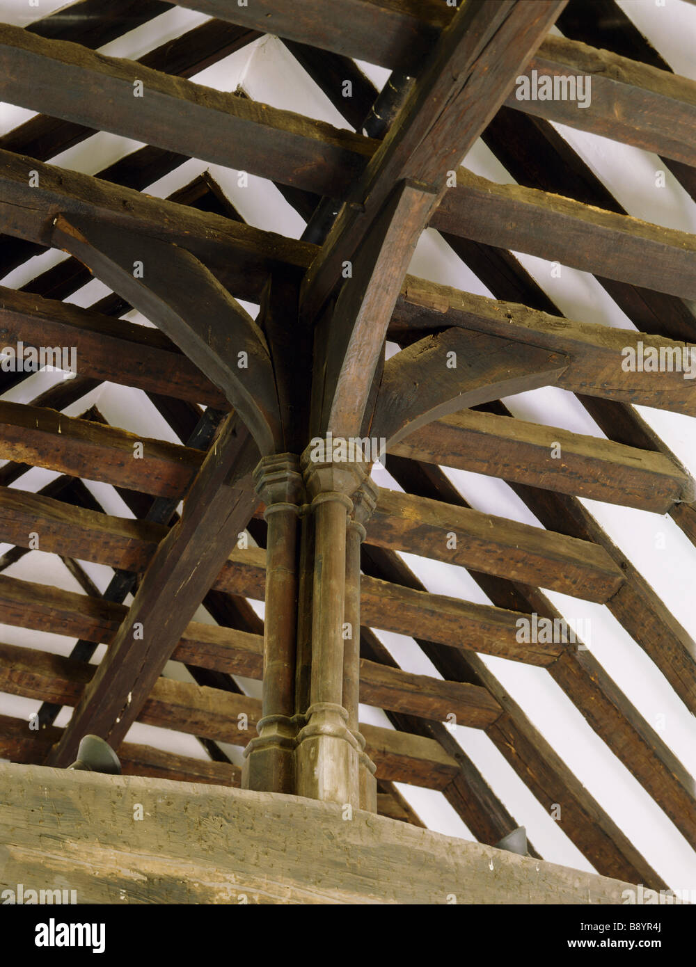 Detail of cross beam and queen post in the roof of the Great Hall at ...