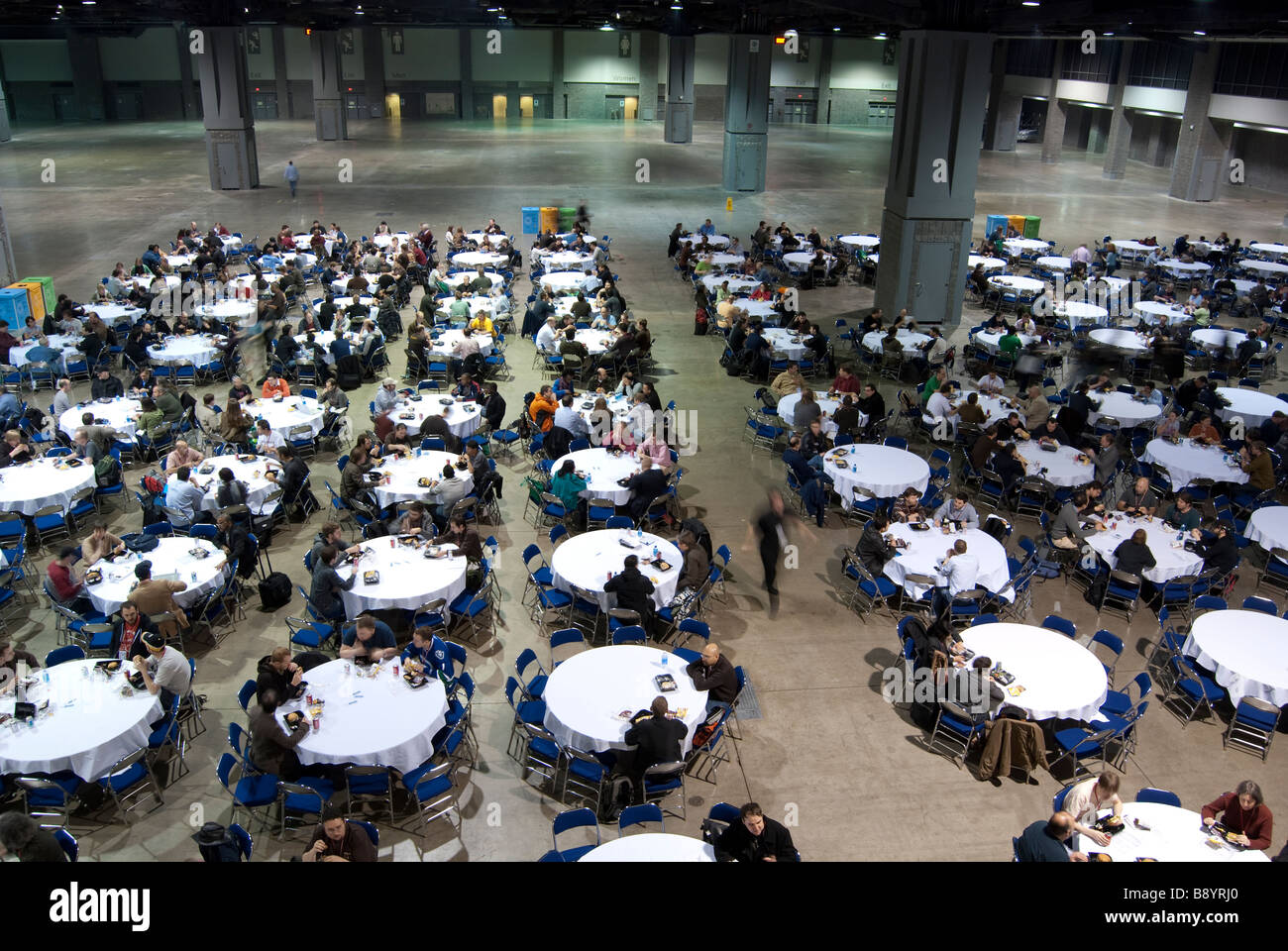 Rows of round tables with people eating lunch Stock Photo - Alamy