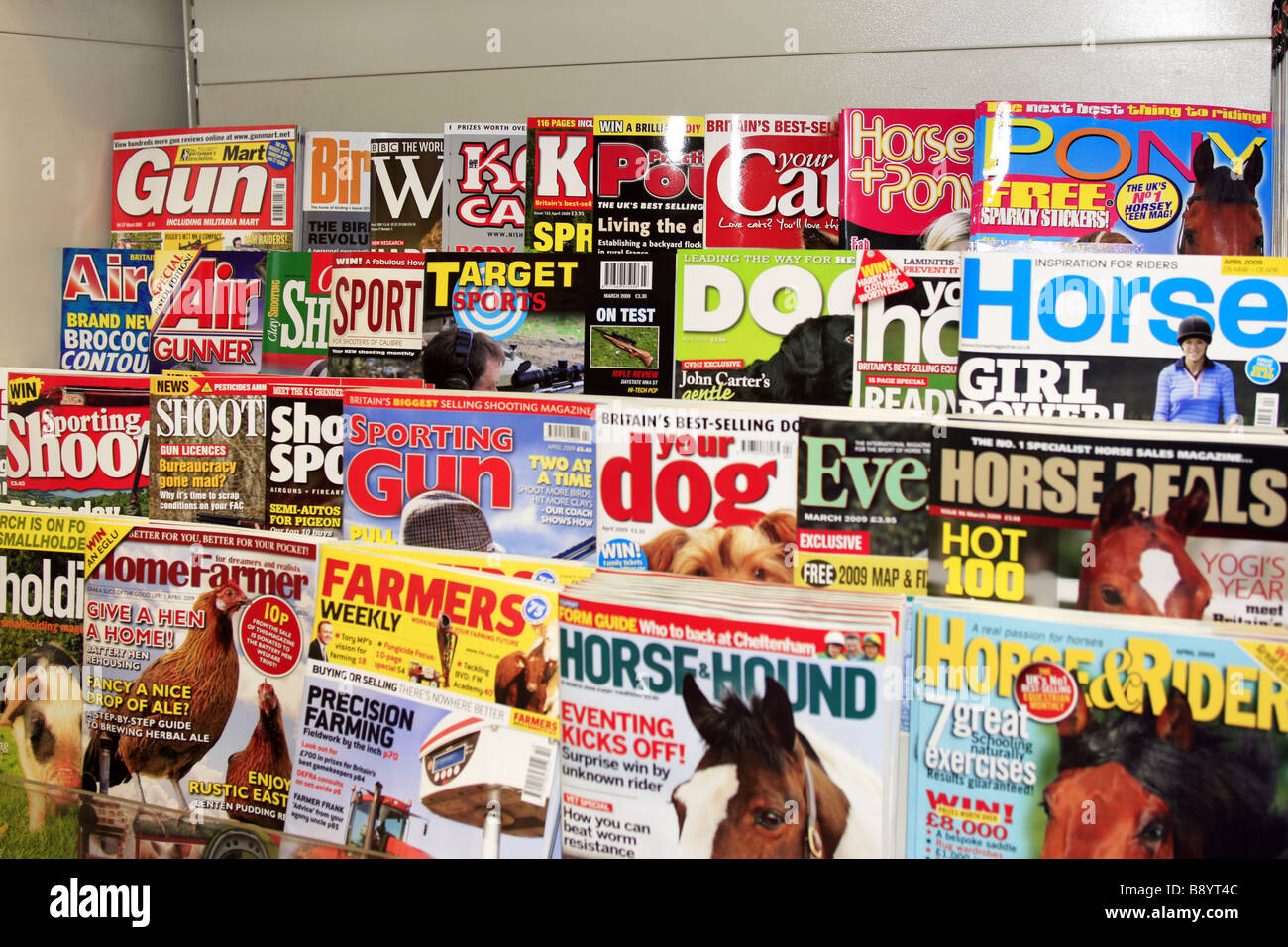 Business magazines sale on shelf hi-res stock photography and images ...