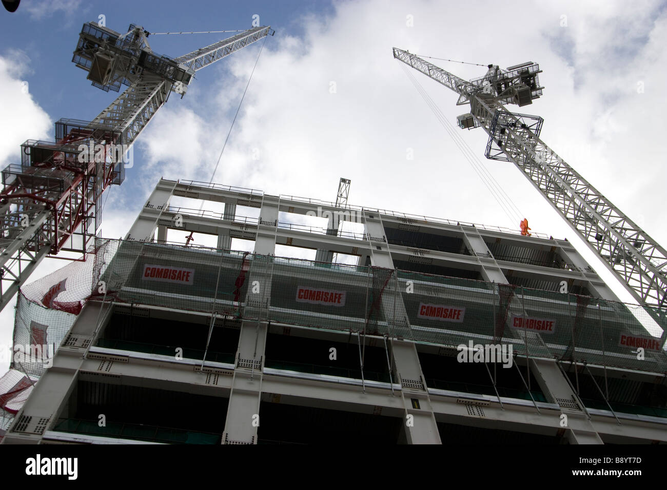 Cranes next to Heron tower Skansa project 110 Bishopsgate London with ...