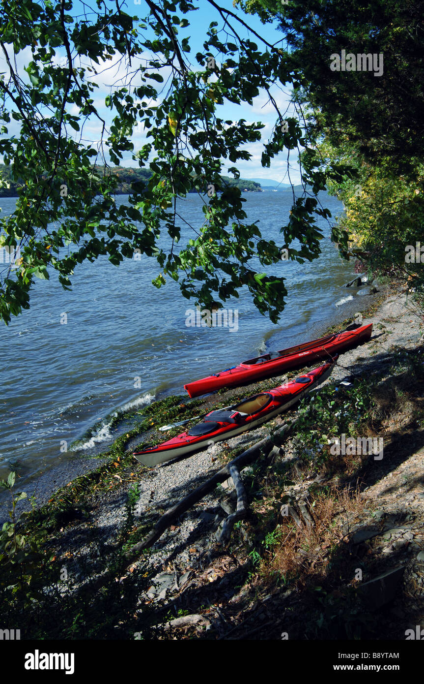 Red kayaks parked on shore of Hudson River Stock Photo - Alamy