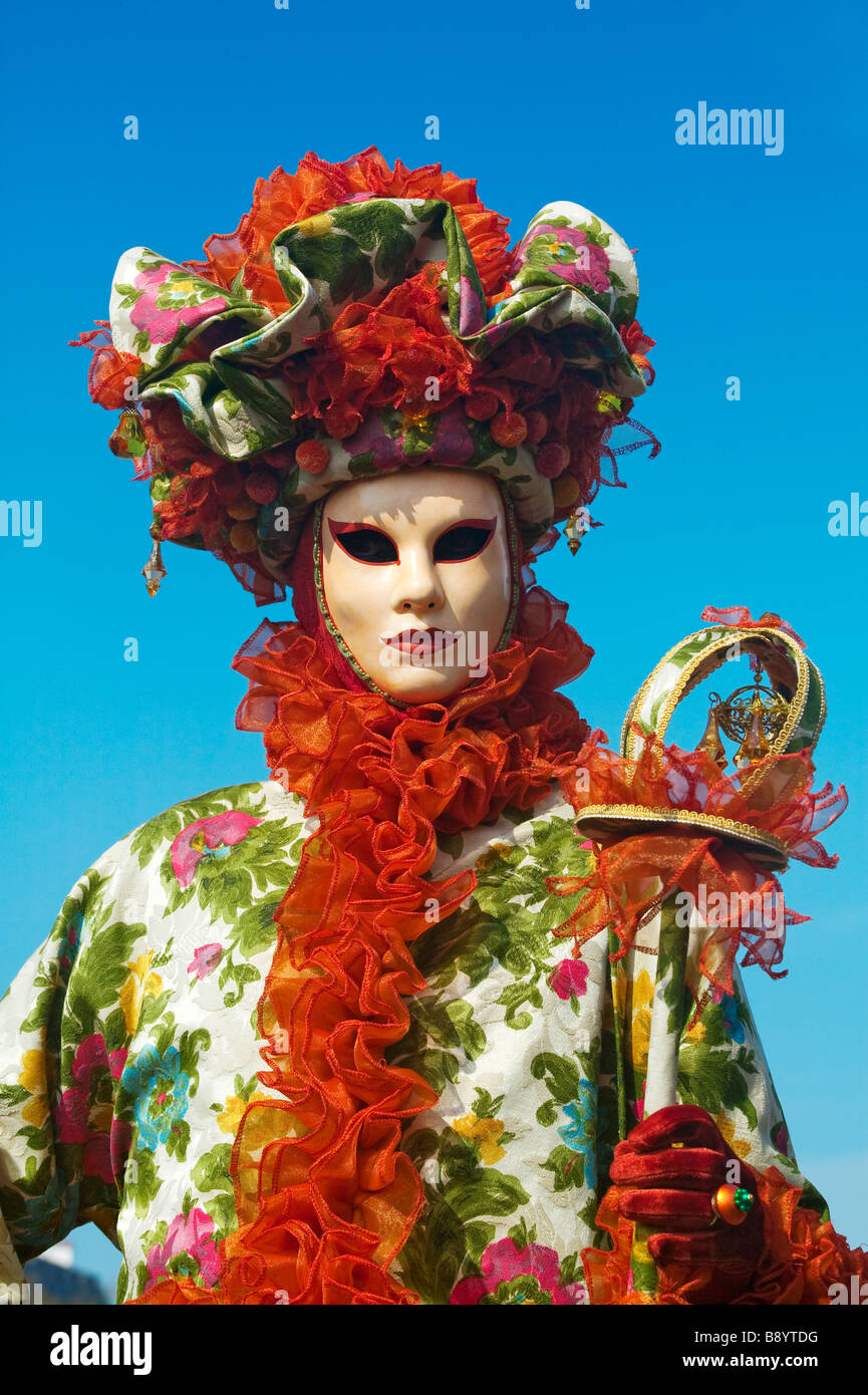 COSTUMED AND MASKED FIGURE VENICE ITALY Stock Photo - Alamy