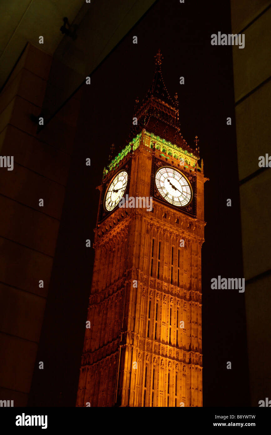 A framed night time view of Elizabeth Tower clock tower (Big Ben) at ...