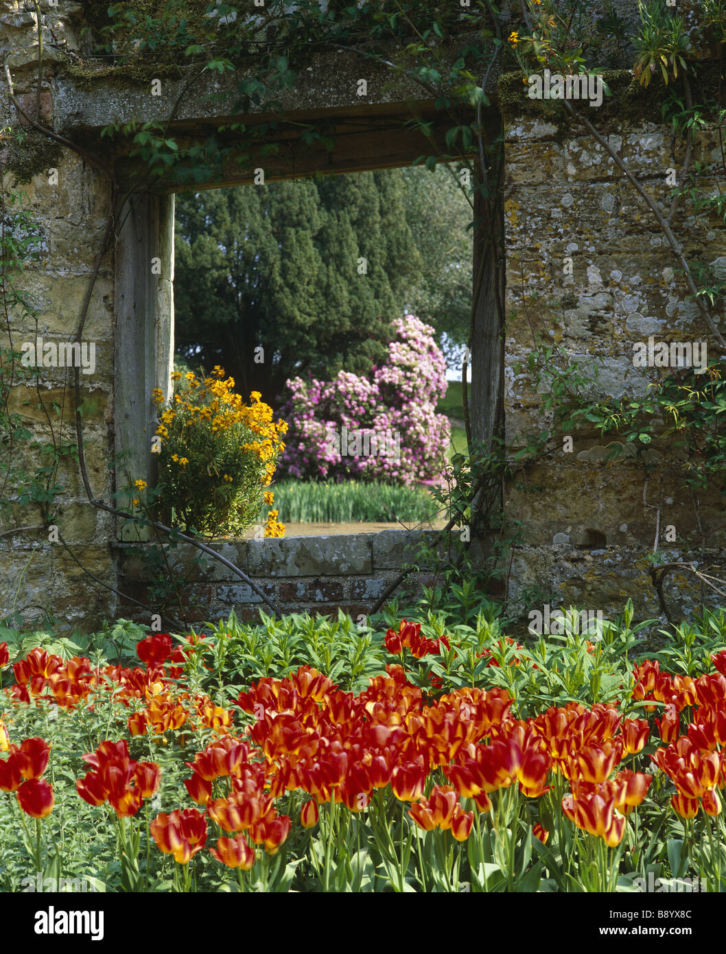 Scotney old castle garden hi-res stock photography and images - Alamy