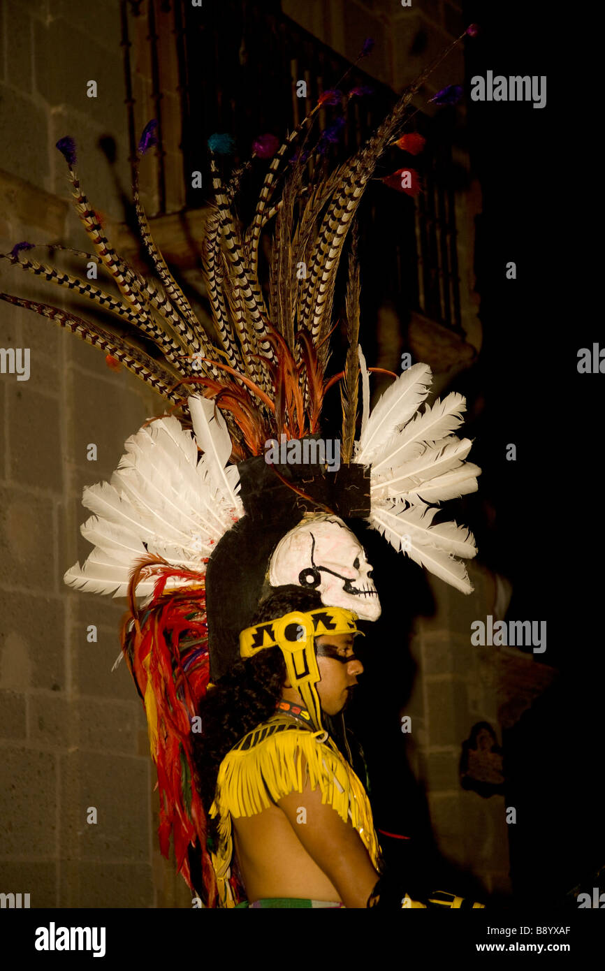 Aztec costumes hi-res stock photography and images - Alamy