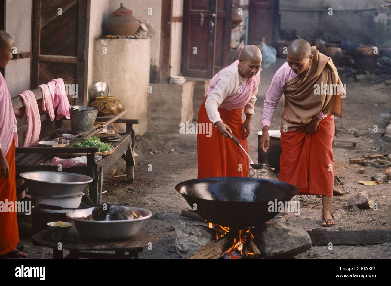 Nuns cooking hi-res stock photography and images - Alamy