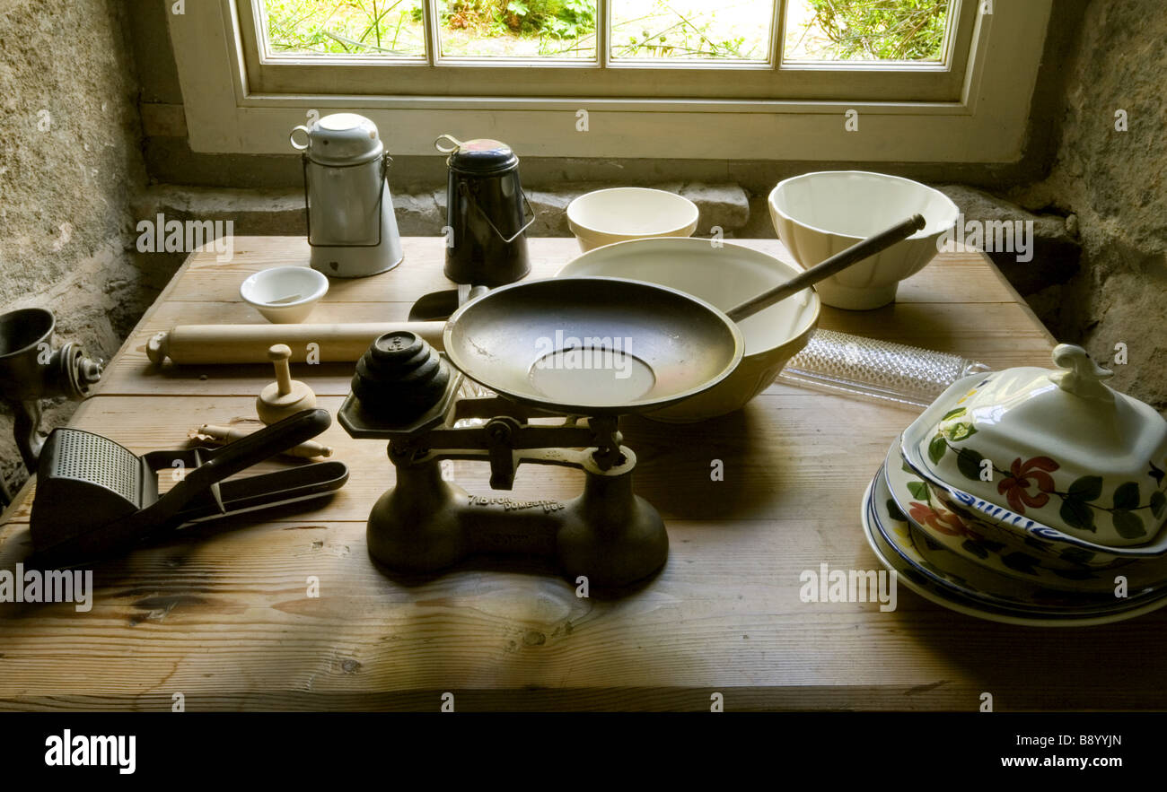 Old fashioned weighing scales hi-res stock photography and images - Alamy