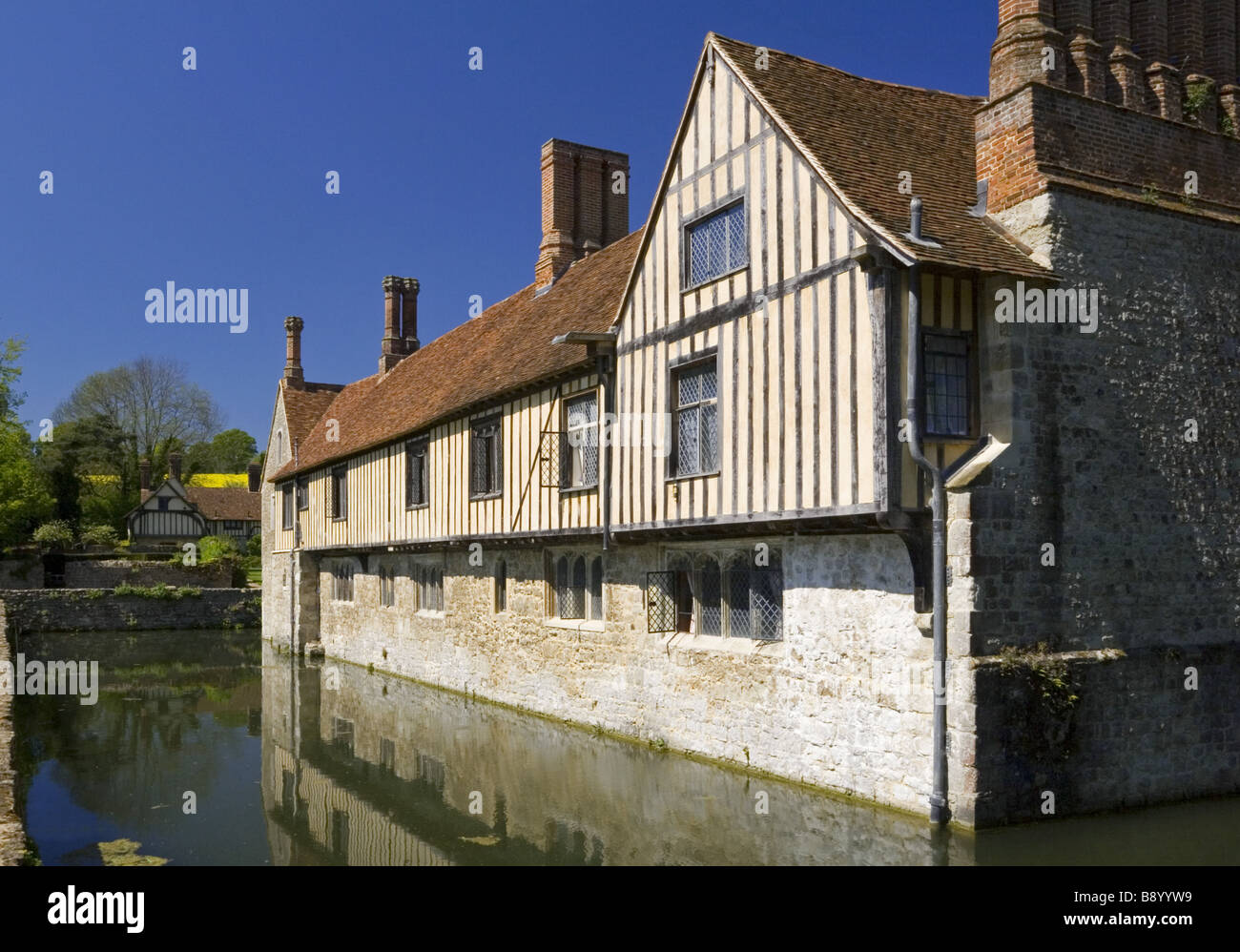 Manor house with moat hi-res stock photography and images - Alamy