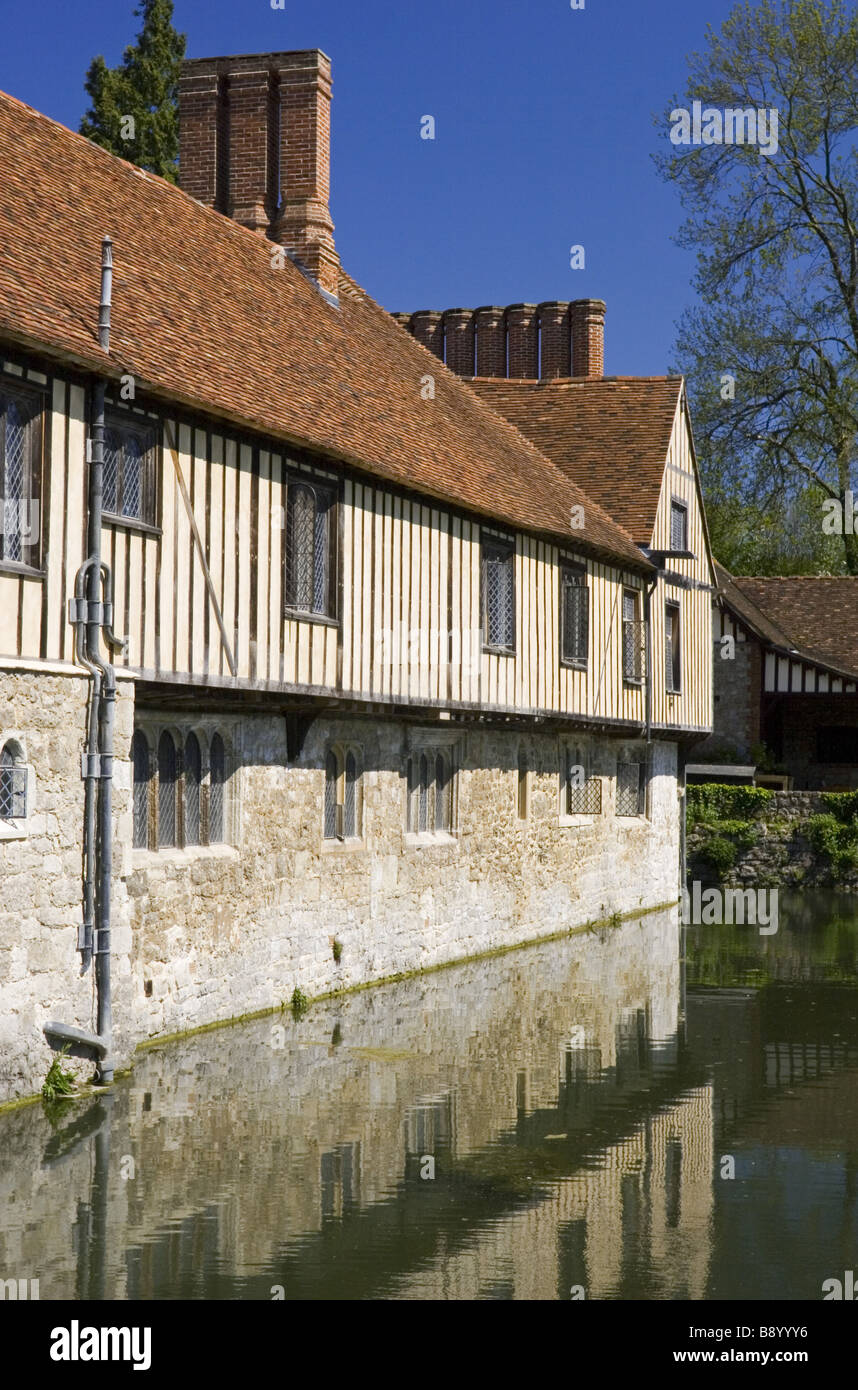 14th century manor house hi-res stock photography and images - Alamy