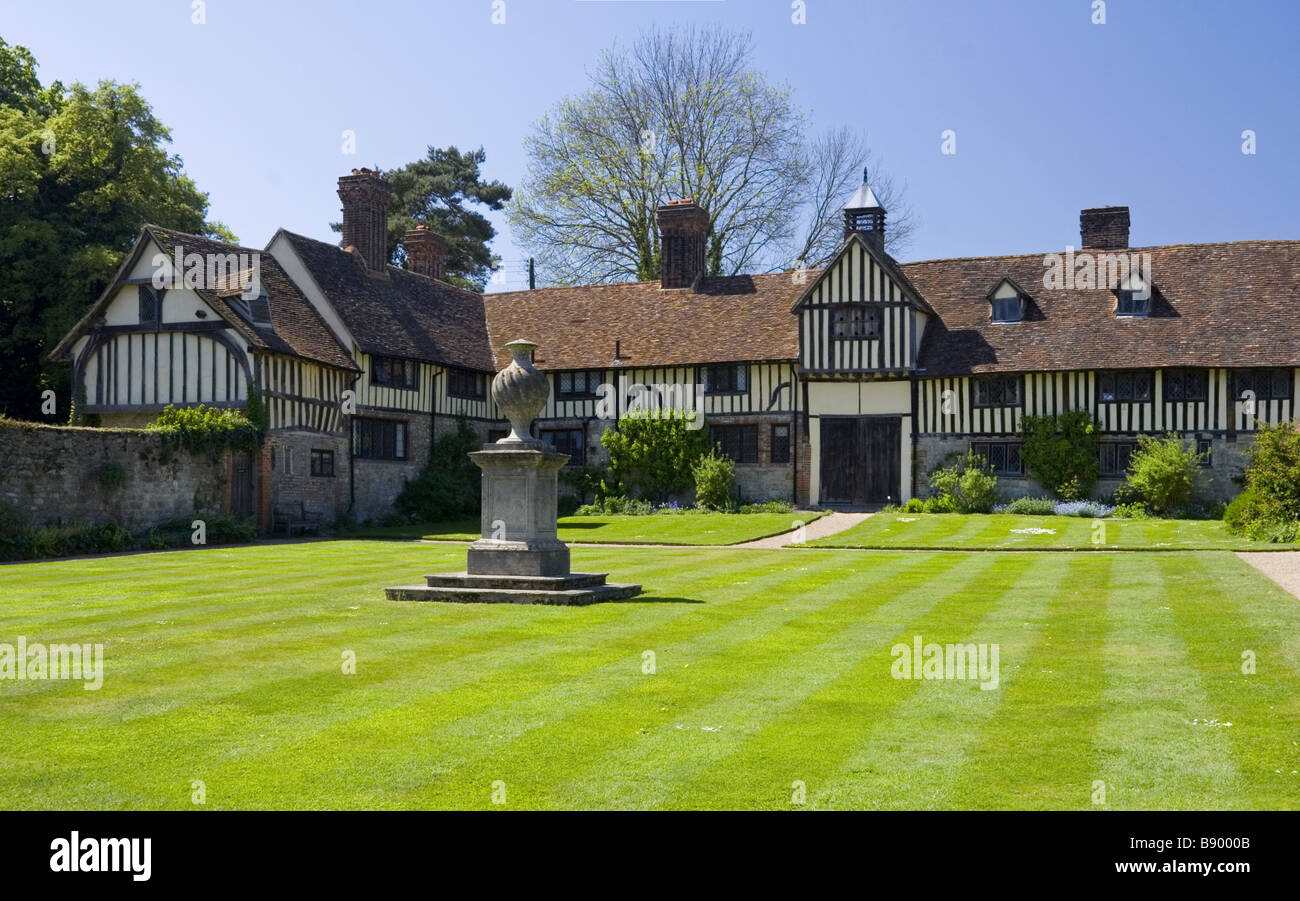 Elizabethan Cottage High Resolution Stock Photography and Images - Alamy