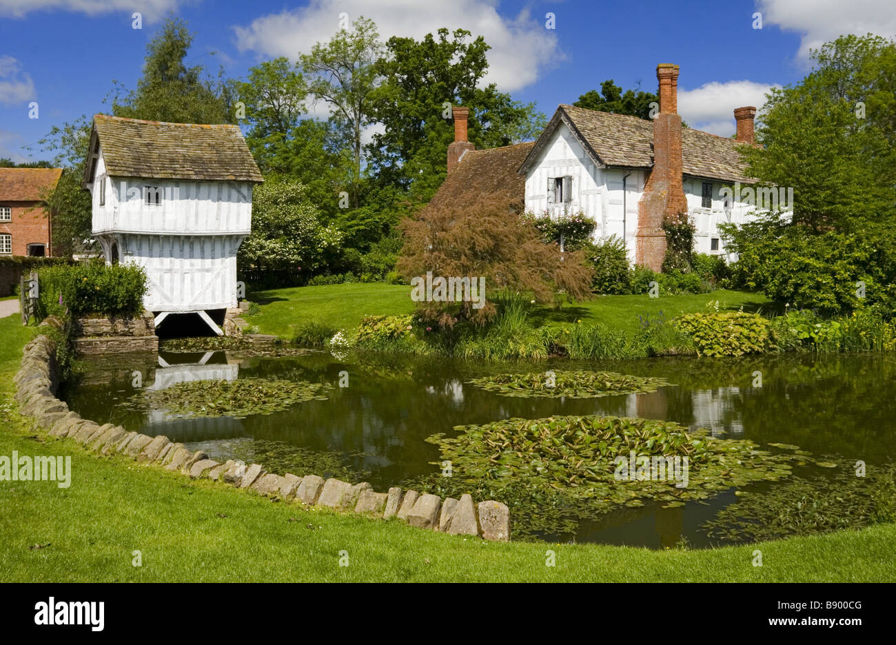 Medieval manor house moat hi-res stock photography and images - Alamy
