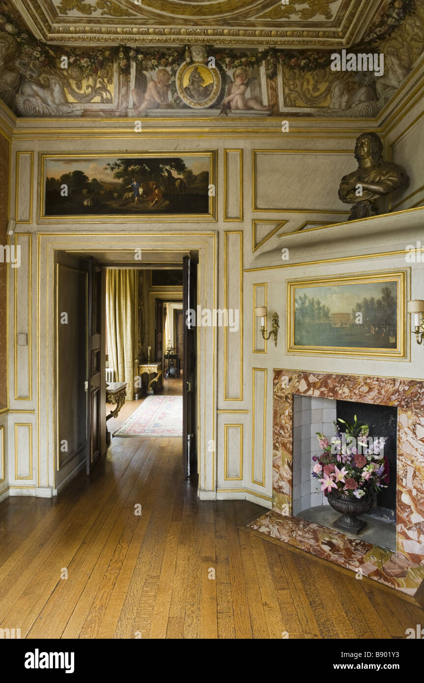 Stately home interior fireplace hi-res stock photography and images - Alamy