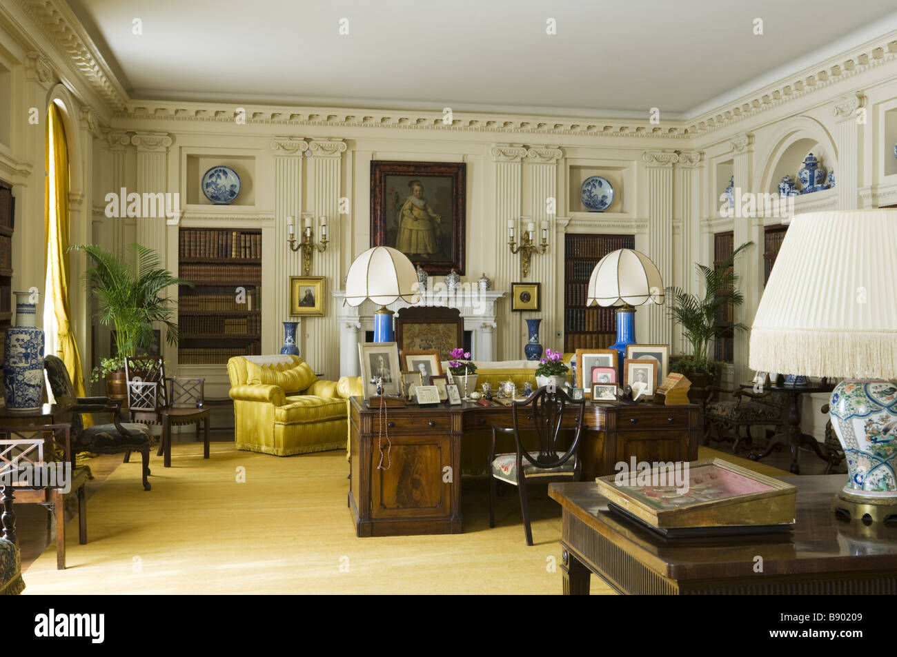 Country house library hi-res stock photography and images - Alamy