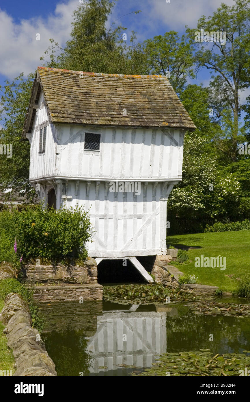 Estate gatehouse hi-res stock photography and images - Alamy