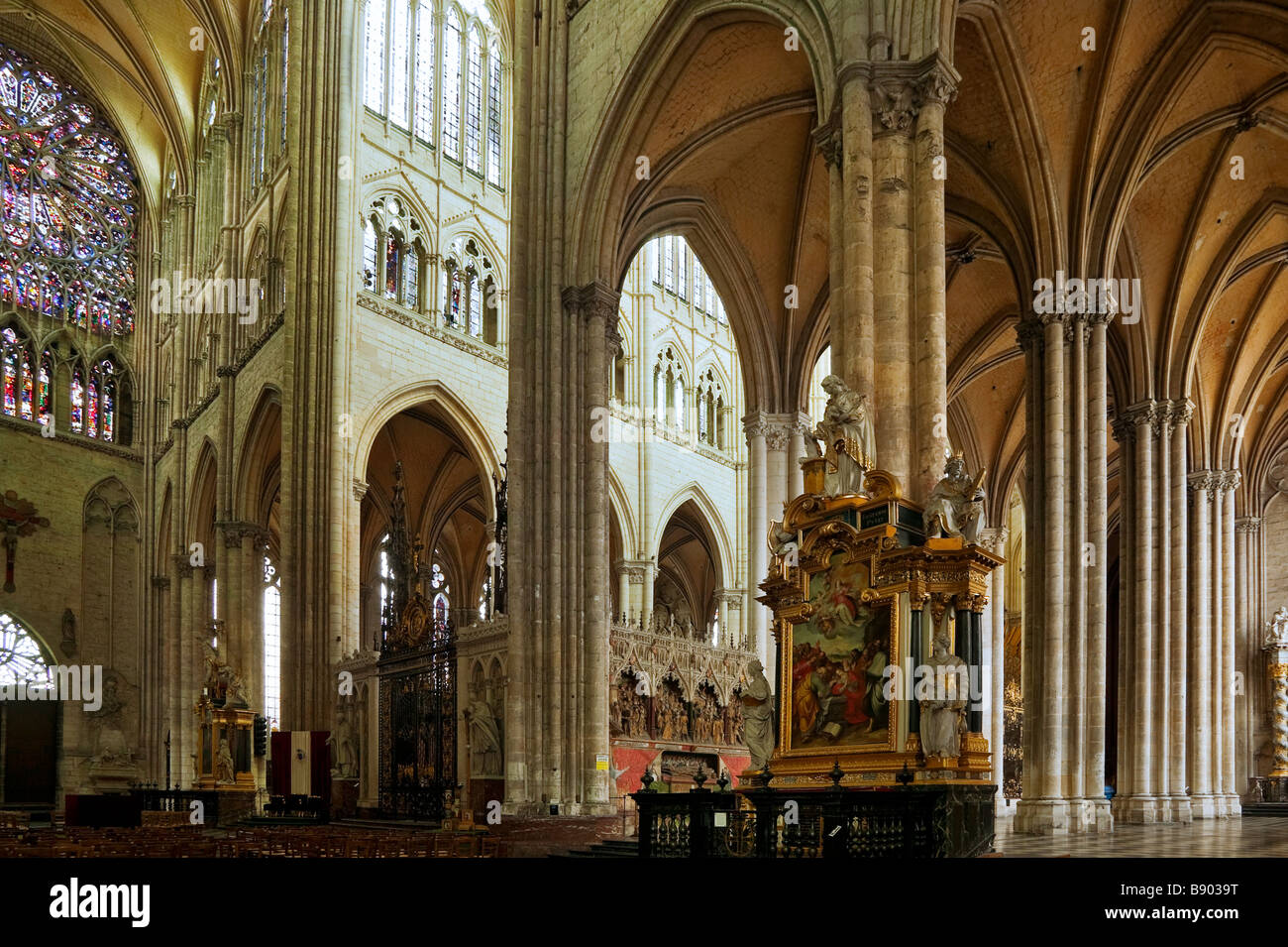 Amiens cathedral interior hi-res stock photography and images - Alamy