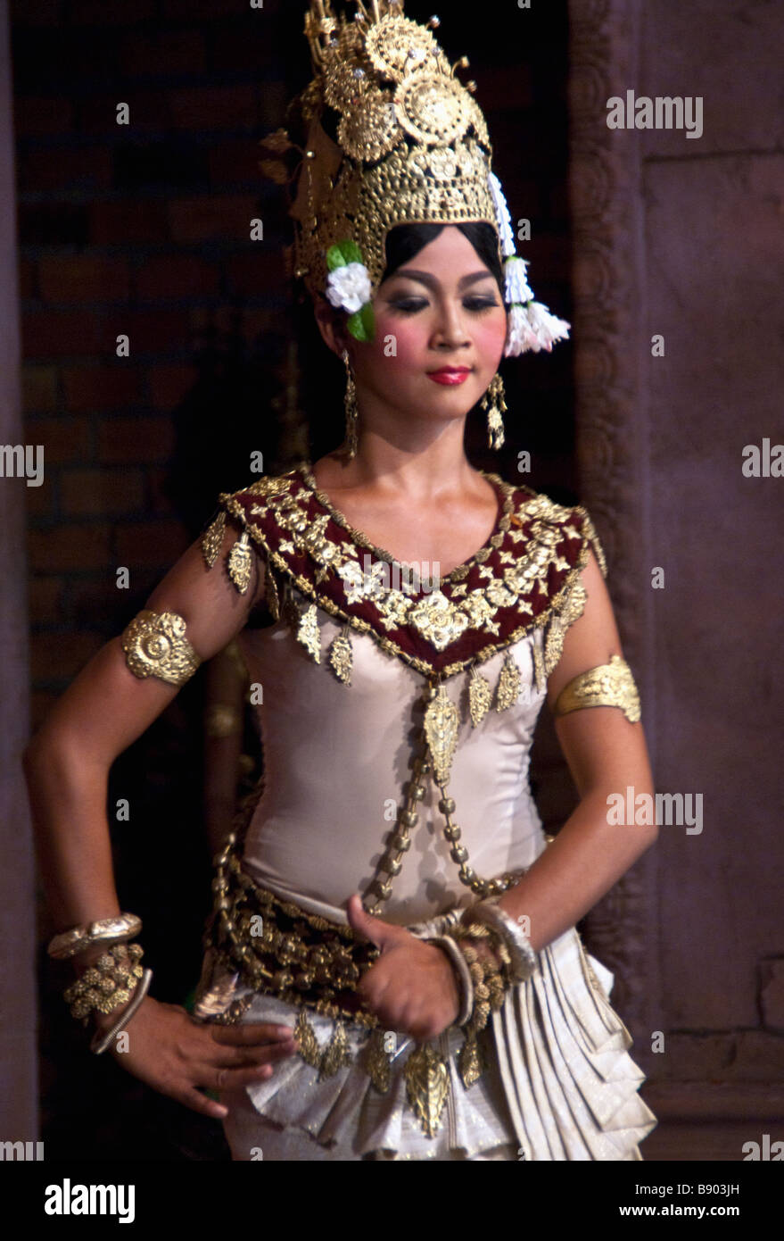 Cambodian Khmer traditional Apsara dancer Stock Photo - Alamy