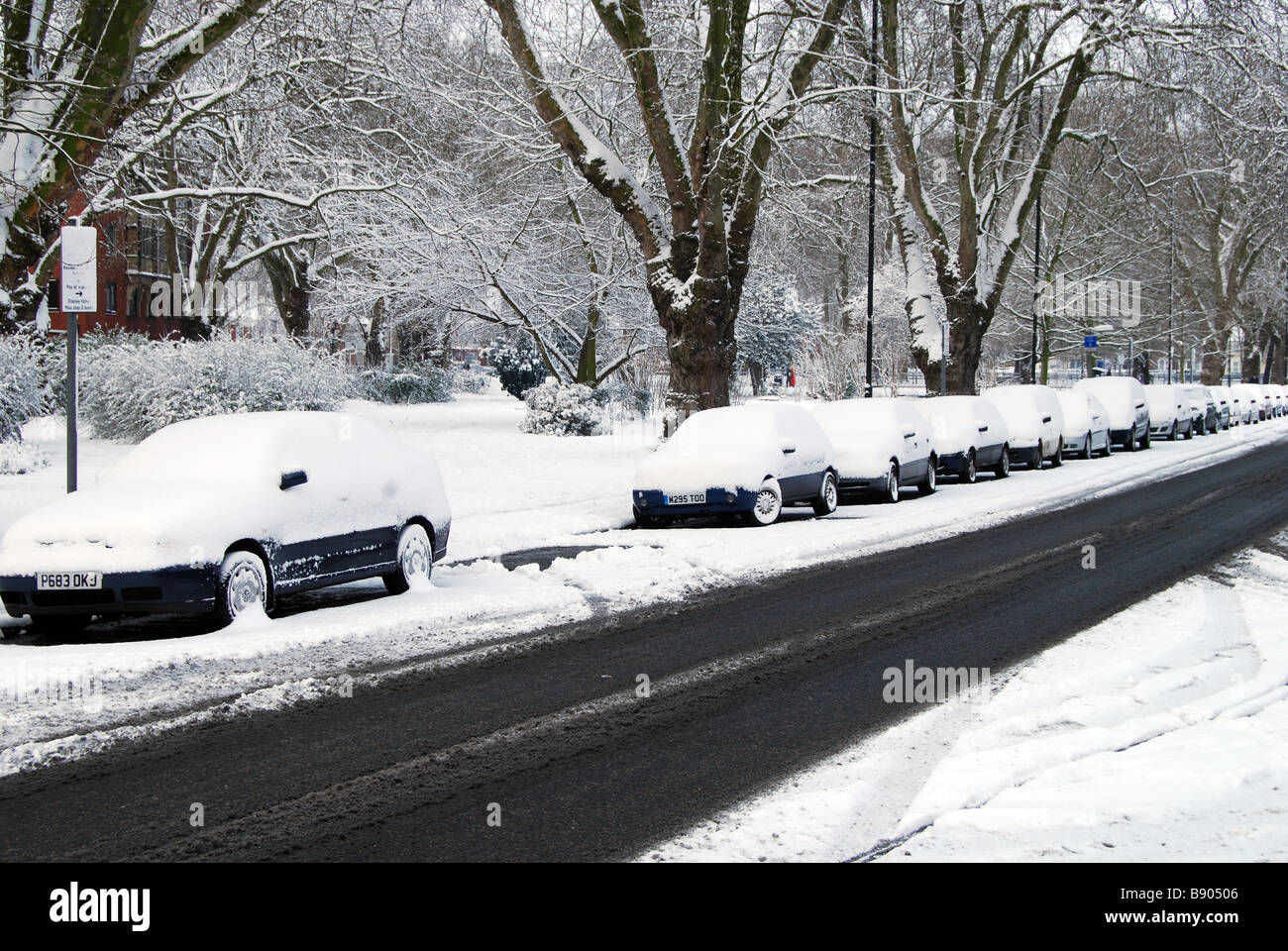 London bus with snow hi-res stock photography and images - Alamy